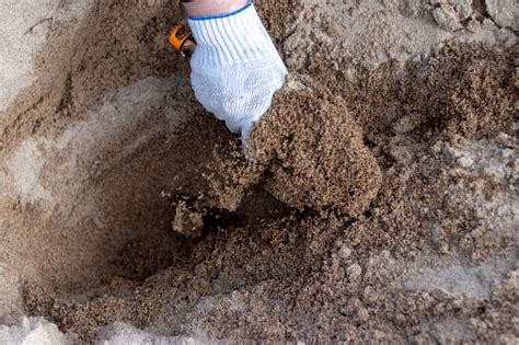 파란색 Boilersuit 및 작업 장갑 삽과 노동자는 건설 현장 및 재건 장소 동안 건설 현장에서 발굴 작업을 수행 흐리게 현대 굴 삭 기에 0명에 대한 스톡 사진 및