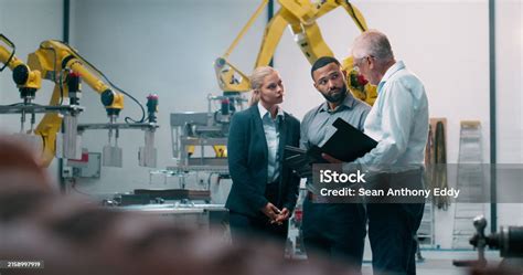 로봇 공학 직원 및 엔지니어 협업과 산업 팀워크 및 창고 작업 Cnc 자동화에 대한 논의와 함께 제조 관리의 공장 엔지니어링 및 미래 지향적 작업 25 29세에 대한 스톡