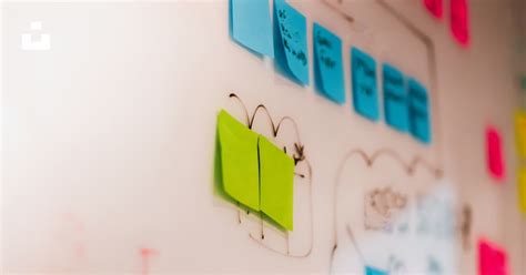 스티커 메모가 잔뜩 붙어있는 벽 사진 Unsplash의 무료 작업장 이미지