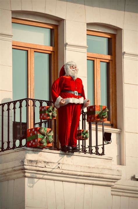 Navidad 건물 건축 겨울 계절 금속 난간 도시 건축 도시 경관 도시 풍경 도시의 매달린 발코니 빨간