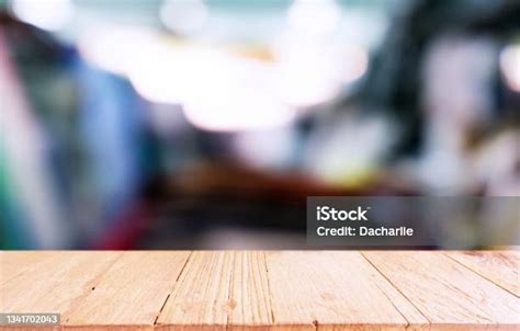 커피숍의 추상적인 흐린 배경 앞에 빈 나무 테이블 제품의 모의 표시에 사용할 수 있습니다 공란에 대한 스톡 사진 및 기타 이미지