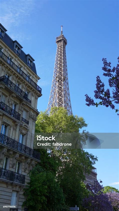 봄 아침에 파리 프랑스의 상징 에펠 탑 챔피언 De 화성에 사진 0명에 대한 스톡 사진 및 기타 이미지 0명 2017년 구름 Istock