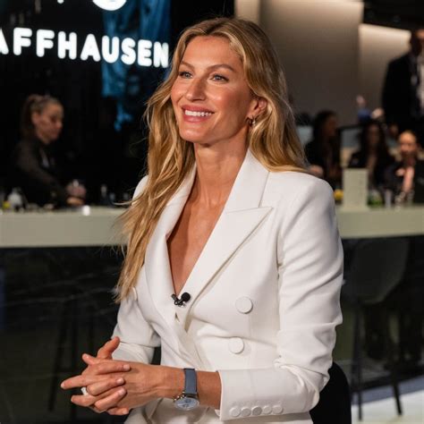 Gisele Bundchen Shows Off Her Figure In Stunning Beach Ensemble Her Latest Miami Outing With