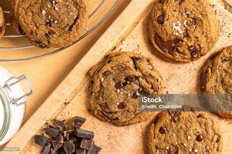 유기농 간식 맛있는 달콤한 디저트 밀크 다크 초콜릿 칩 소금 쿠키 클로즈업 조각 과일 오렌지 라즈베리 헤이즐넛 너트 계피 코코아 카카오 파우더 나무 테이블에 새해 크리스마스