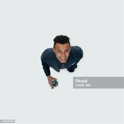 비즈니스 캐주얼을 입고 컵을 들고 흰색 배경 앞에 서있는 아프리카 민족 남성 사업가 바로 위에 대한 스톡 사진 및 기타 이미지 바로 위 사람들 한 사람 Istock