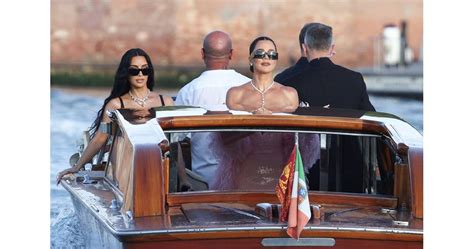 Сестрите Кардашиян избягаха от сватбата на Безос младоженците подариха