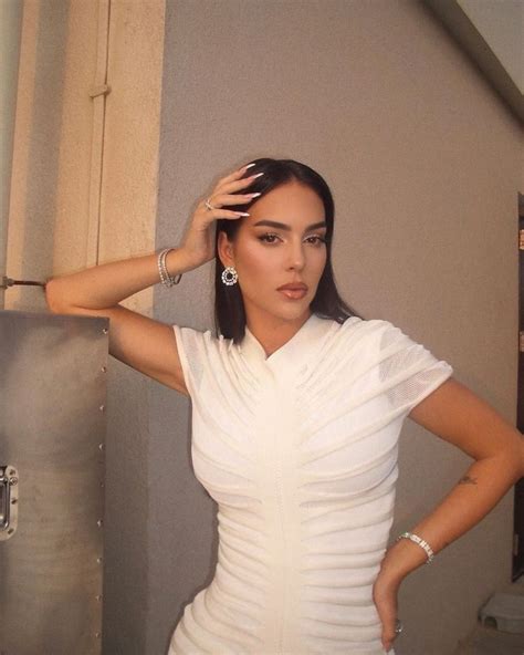 جورجينا تخطف الأنظار في أحدث ظهور لها صور