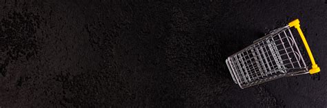 쇼핑 중독 구매자 쇼핑 개념입니다 클로즈업 위에서 검은 질감 배경에 고립 된 쇼핑 트롤리 공간을 복사합니다 배너 개념에 대한 스톡 사진 및 기타 이미지 Istock