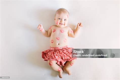 피부에 빨간 키스와 사랑스러운 아이의 이미지 흰색 배경에 고립 된 행복한 아기 소녀 작은 사랑 천사 낭만적 인 휴일 발렌타인 데이 개념 립스틱에 대한 스톡 사진 및 기타
