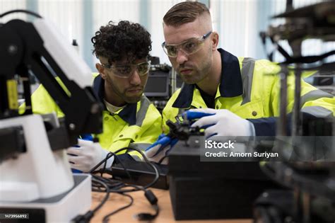 제조 자동화 및 로봇 작업장에서 Ai 로봇 및 사물 인공 지능 서비스 로봇을 구축하고 테스트하는 두 명의 남성 엔지니어 20 24세에 대한 스톡 사진 및 기타 이미지
