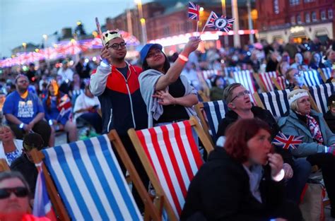 ФОТО Iii Чарльзыг хаан сэнтийд заларсныг тэмдэглэн найр наадам дуу хуураар дүүрэн өнгөрүүлжээ