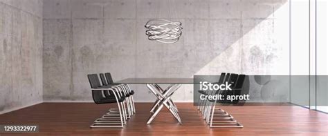 밝은 조명의 현대적인 회의실에는 대형 유리 테이블과 10개의 사무실 의자 객실 높이 창문 현대적인 천장 램프 2개 빈 콘크리트