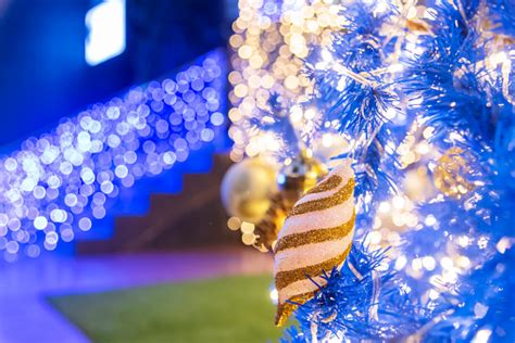 황금 크리스마스 장식 반짝이는 흐릿한 배경 황금빛 반짝이 조명 크리스마스 조명 배너입니다 크리스마스 카드 골드 보케 프레젠테이션에 대한 템플릿에 대한 해피 홀리데이