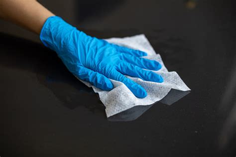 여자 청소 홈 오피스 테이블 표면 젖은 물티슈 에서 파란 장갑 스톡 사진 가사 집안일에 대한 스톡 사진 및 기타 이미지 가사 집안일 건강관리와 의술 고무 장갑