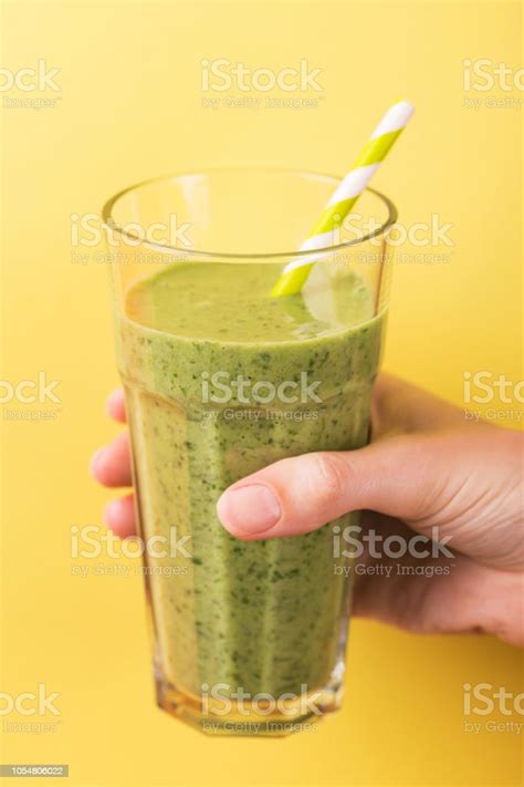 신선한 시금치와 밝은 노란색 배경에 종이 짚으로 텀블러에 아보카도 스무디 건강한 생활방식에 대한 스톡 사진 및 기타 이미지 건강한 생활방식 건강한 식생활 고수