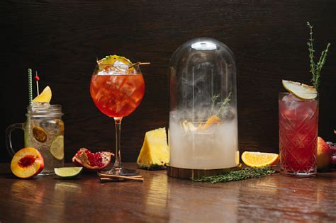 레스토랑에서 테이블에 아름다운 맛있는 알코올 칵테일 로얄 펀치 아페롤 스프리츠 오래된 패션과 레모네이드 0명에 대한 스톡 사진