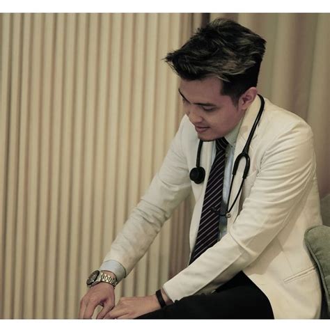 Photo Of Yongki Afi Who Is Now Busy As A Doctor And Singer Always Cool