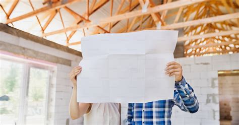 젊은 부부나 건축가 또는 토목 기사가 새 집의 계획을 보고 건설 현장에서 문제를 논의합니다 사진 Unsplash의 청사진 이미지