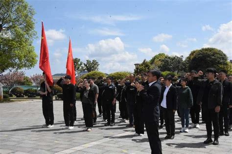 缅怀先烈 寄情清明信息工程学院开展党团融合主题活动