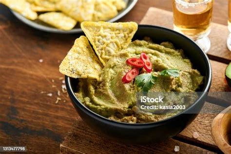 아보카도 소스 아보카도와 재료 옥수수 나초가 있는 블랙 보울에 라틴 아메리카 멕시코 딥 소스가 있습니다 아보카도 스프레드 맨 위 보기입니다 카피스페이스 0명에 대한 스톡