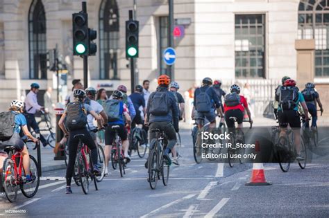 사람들은 자전거로 직장에서 자전거를 타고 신호등 옆에서 자리를 잡습니다 런던시로 자전거를 타는 사람들 자전거 타기에 대한 스톡 사진 및 기타 이미지 Istock
