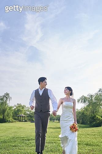 결혼 신혼부부 부부 이성커플 로맨틱 함께함 컨셉 커플 스몰웨딩 이미지 Jv13019285 게티이미지뱅크