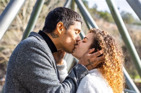 Hombre Besando A Su Novia Al Aire Libre Chico Abrazando Y Besando A Su Novia Foto Premium