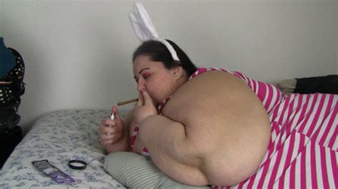 Ssbbw Applebomb Is Smoking A Cigarillo And Blowing Smoke In Chewing Gum