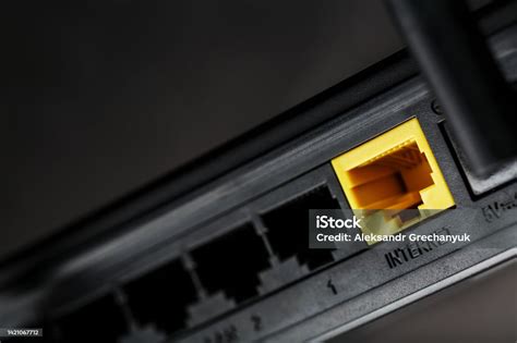 네트워크 연결을 위한 노란색 인터넷 커넥터 인터넷 액세스를 위한 Wifi 라우터 0명에 대한 스톡 사진 및 기타 이미지 0명