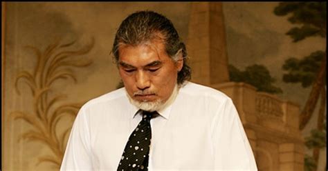 포토]바지 벗기위해 테이블 오르는 나훈아