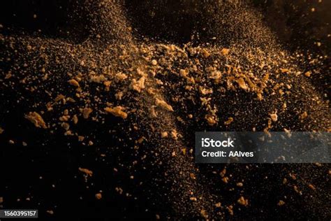 어두운 배경에 밀가루와 빵 부스러기로 만든 추상적인 이미지 우주와 우주 미지의 세계 빛과 어둠을 암시하는 개념적 이미지 0명에 대한 스톡 사진 및 기타 이미지 Istock