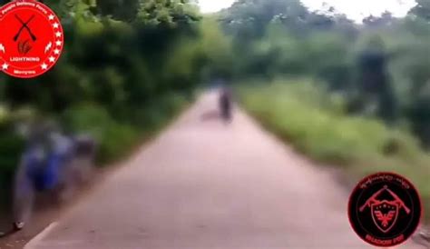 မုံရွာ အမြင့်လမ်းပိုင်းမှာ စစ်အုပ်စုလက်အောက်ခံ ရဲတပ်ကြပ်ကြီး ၁ ဦး နဲ့ ရဲတပ်သား ၁ ဦး ပစ်ခတ