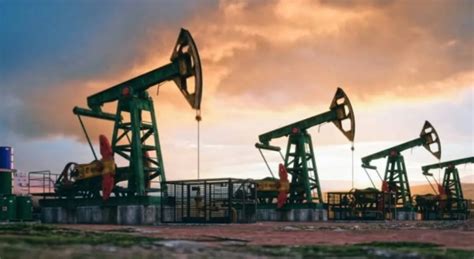 اقتصاد النفط يهوي أكثر من 5 دولارات عند التسوية بفعل تراجع الطلب