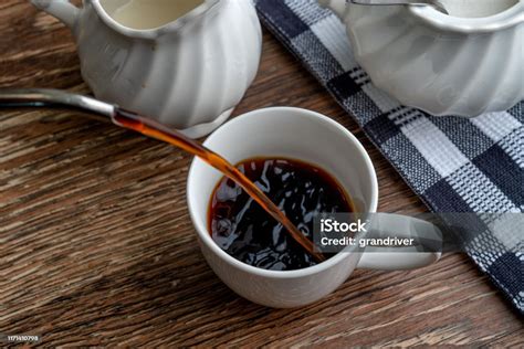 크림과 설탕이 있는 소박한 나무 테이블에 냄비에서 컵에 뜨거운 커피 따르기에 대한 스톡 사진 및 기타 이미지 따르기 커피 마실 것 찻잔 Istock