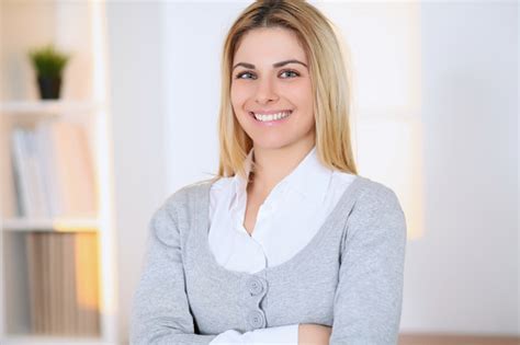 젊은 비즈니스 여자 또는 학생 소녀 노트북 컴퓨터와 사무실 직장에 앉아 홈 비즈니스 개념 가정 생활에 대한 스톡 사진 및 기타