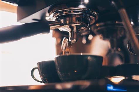 커피 머신으로 커피를 만드는 바리스타 카페 커피 준비 서비스 개념 0명에 대한 스톡 사진 및 기타 이미지 0명 가정의 방 낮 Istock