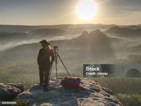 카우보이 모자를 쓴 멋진 소녀 사진작가가 디지털 미러 카메라로 사진을 찍고 있다 여행 풍경 40 44세에 대한 스톡 사진 및