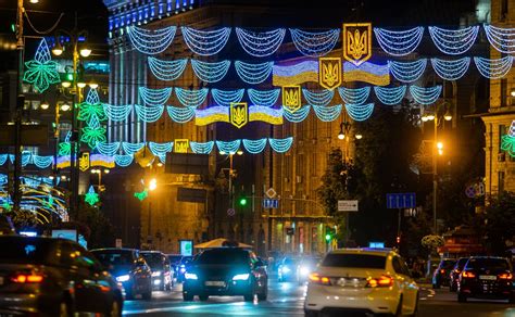 Центральна вулиця столиці святково засяє Вечірній Київ