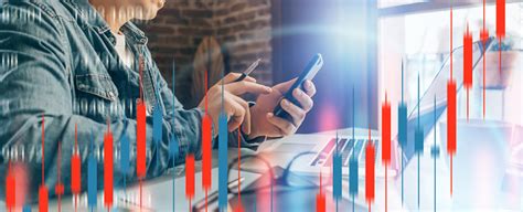 집에서 원격으로 일하는 사업가 기술 가격 그래프 및 지표 촛대 차트 및 주식 거래 컴퓨터 화면 배경 이중 노출 원격 작업에서 데이터를 분석하는 트레이더 증권 시장과 거래소에