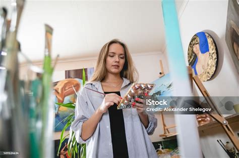 실내에서 그림을 그리고 그림을 그리는 색으로 예술가로 일하는 여성의 여성 초상화 사진 붓과 물감으로 그림 25 29세에 대한 스톡 사진 및 기타 이미지 Istock