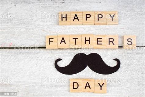 나무 배경에 행복 한 아버지의 날입니다 사랑 아버지 사람의 상징 해피 발렌타인 데이 배경입니다 비문에 대 한 공간을 복사 합니다 검은색에 대한 스톡 사진 및 기타 이미지