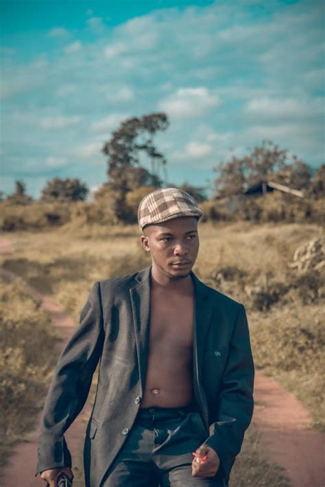 나무 남자 농촌의 상의 탈의 서 있는 수직 쐈어 숲 열대우림 열대의 원주민 문화 잡고 있는 전통 문화 칼 햇살에 관한 무료 스톡 사진