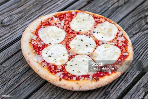 녹은 모짜렐라 치즈와 뿌려진 붉은 토마토 소스클로스업을 곁들인 신선한 크러스트 전체 작은 피자를 이탈리아 음식 요리로 0명에