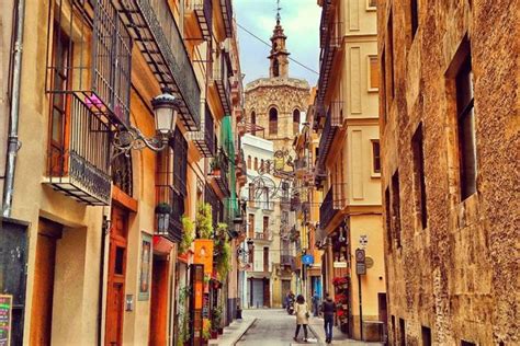 Valencia city travel guide: video, reviews & must-see places