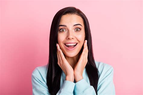 사진 사진 의 매력적인 학생 여자 듣기 좋은 소식 오픈 입 팔 에 광대뼈 착용 스웨트 셔츠 고립 된 핑크 컬러 배경 갈색 머리에 대한 스톡 사진 및 기타 이미지 Istock