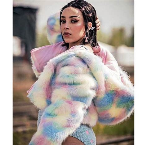 Doja Cat In Multicolored Fur Coat And Shorts