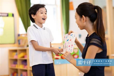 幼儿园老师给孩子上绘画课 蓝牛仔影像 中国原创广告影像素材