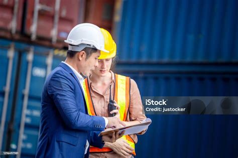 화물 물류 및 팀워크 개념에서 컨테이너 상자를 확인하는 엔지니어 및 작업자 팀 20 24세에 대한 스톡 사진 및 기타 이미지 20 24세 2명 30 34세 Istock