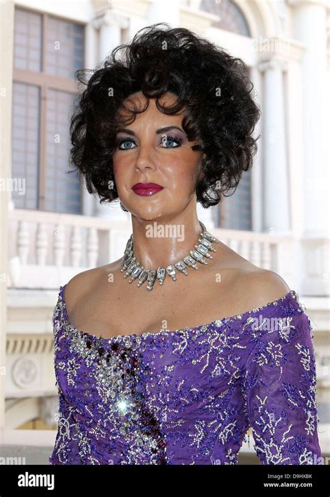 Elizabeth Taylor Wax Figure Elizabeth Taylor Tribute At Madame Tussauds
