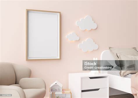 현대 어린이 방의 벽에 매달려있는 빈 수직 액자 현대 스타일의 프레임 모형 무료 사진 포스터를위한 복사 공간 장난감 침대 안락 의자 보기를 닫습니다 3d 렌더링 단일
